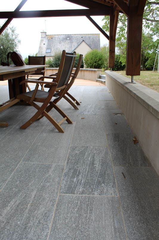 Aménagement de Terrasse en Grès de Cérame - L'Univers des Jardins